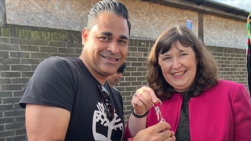 Keys for Oxfordshire's first Hindu temple handed over - BBC News