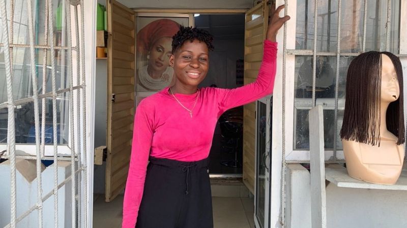 Nigeria's naira shortage: Anger and chaos outside banks - BBC News