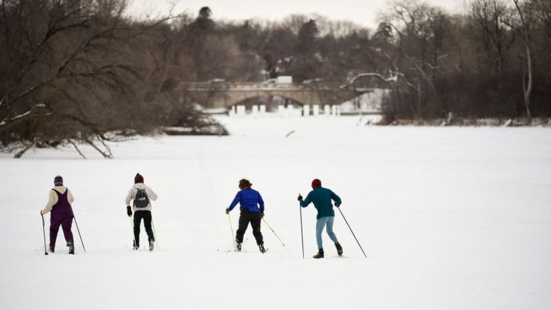 Winter storm: North America hit by blizzards and heat wave - BBC News
