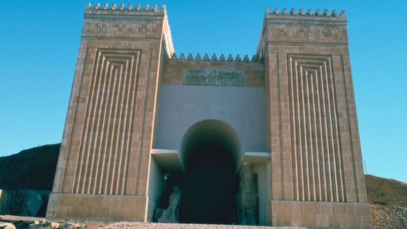 Mosul Museum reveals new look after IS destruction - BBC News