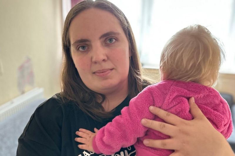 Child homelessness in Scotland hits new record high - BBC News