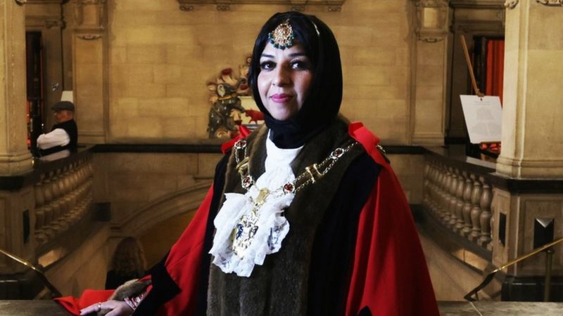 Oxford swears in first Muslim woman lord mayor - BBC News