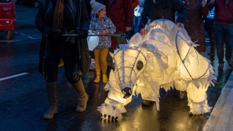 Thousands turn out for Bristol's Church Road Lantern Parade - BBC News