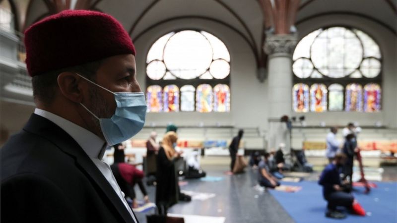 Ramadan: German church opens doors for Muslim prayers - BBC News