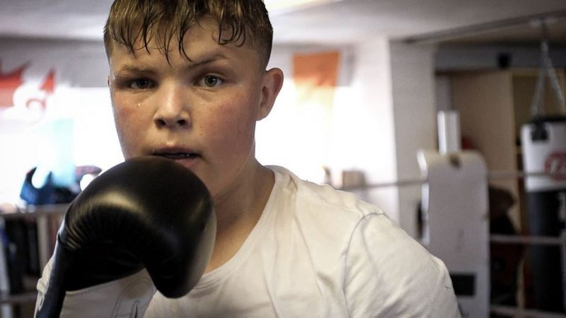 Excluded from school: How boxing helps teenagers with ADHD - BBC News