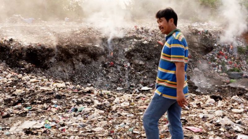 Western plastics 'poisoning Indonesian food chain' - BBC News