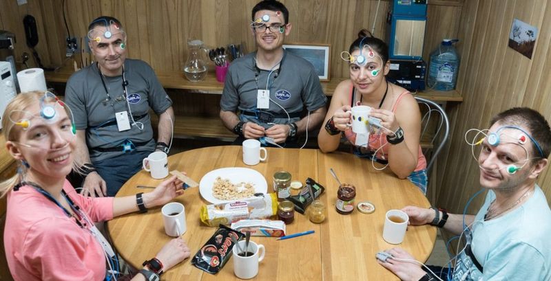 Russia's Sirius Moon project leaves crew hungry for steak - BBC News