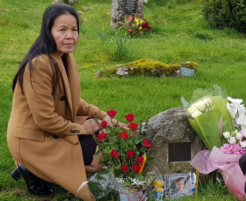 'Thai bride' body: Relative of Lamduan Armitage visits grave - BBC News
