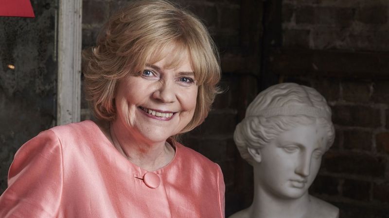 Antiques Roadshow expert Judith Miller dies at 71 - BBC News