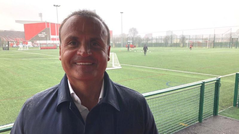 Swindon Town FC to train teenagers in Pakistan - BBC News