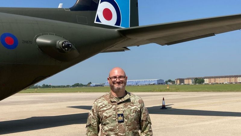 Three RAF Hercules perform UK flypast to mark retirement - BBC News