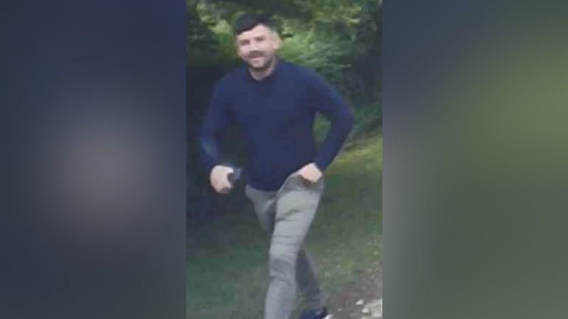 Delivery driver robbed at knifepoint in Farmington - BBC News