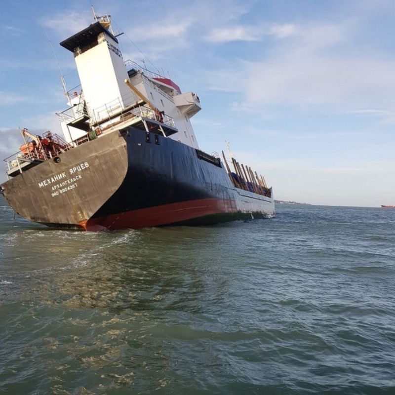 Stricken Russian cargo ship 'to move to Southampton' - BBC News