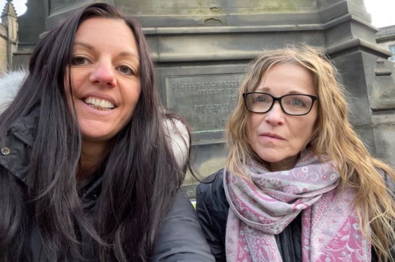 The strangers sharing stories on Edinburgh's listening bench - BBC News