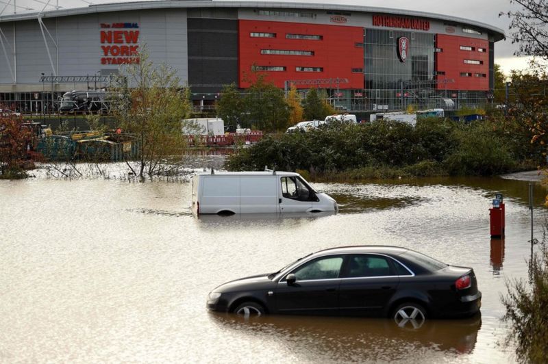 Torrential downpours flood parts of northern England - BBC News