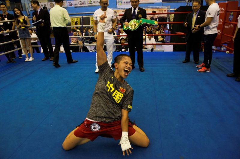 Chinese boxer fights depression to be 'Queen of the Ring' - BBC News