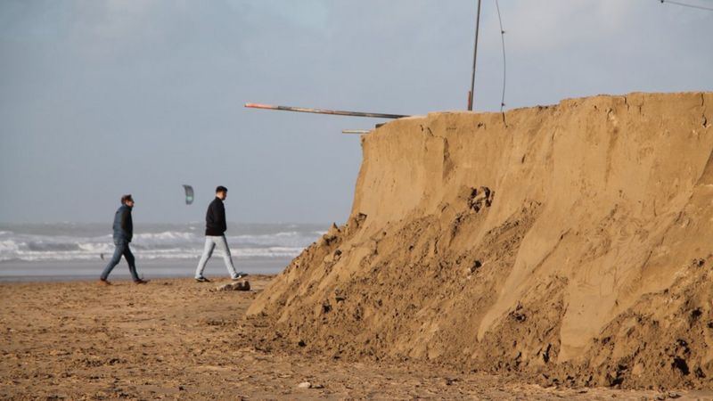 Shifting sands: Storm Eleanor changes shape of Cornwall beaches - BBC News