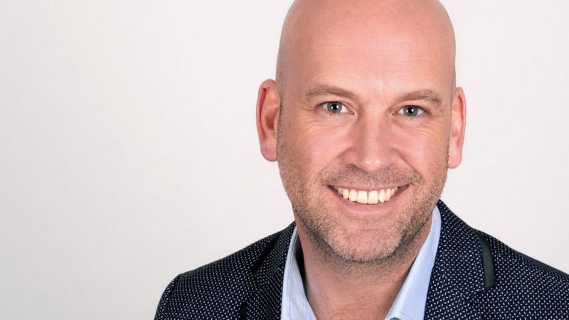 Comedian Phil Butler 'died in his sleep' during P&O cruise - BBC News