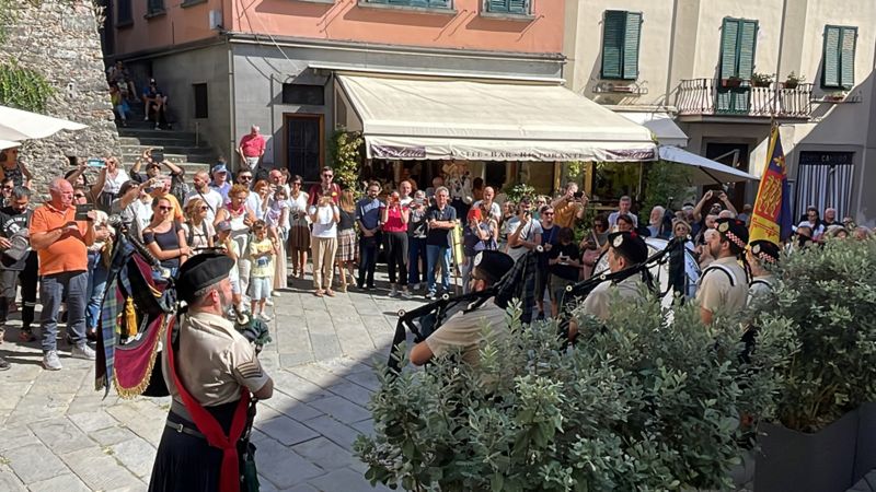 In pictures: Italian town Barga celebrates links with Scotland - BBC News