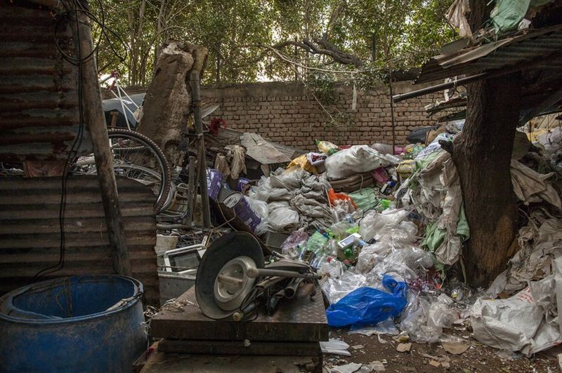 The Indian men who make money selling trash - BBC News