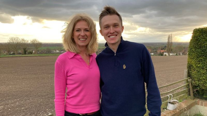 Doncaster student says mum's kidney donation changed his life - BBC News