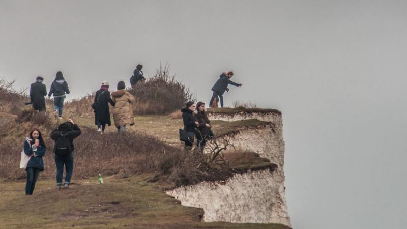 Beachy Head cliff visitors 'shocked' by rock fall photos - BBC News