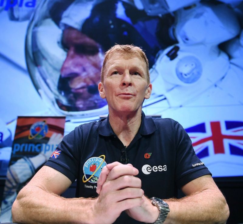 Tim Peake aims to rekindle excitement of Moon missions - BBC News