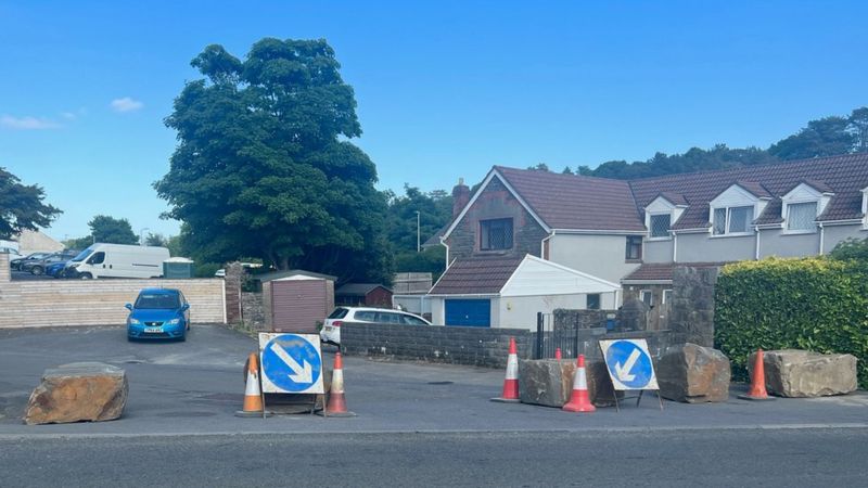 Llanelli: Boulders at asylum row Stradey Park Hotel entrance - BBC News