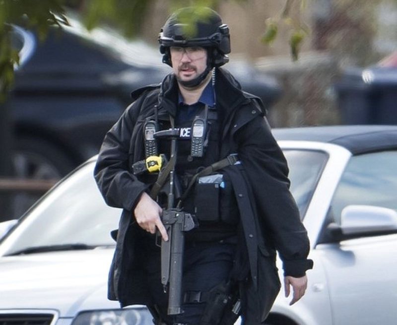 Northolt 'armed' stand-off: Homes evacuated - BBC News