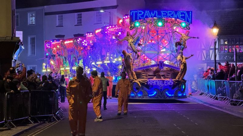 Bridgwater carnival procession lights up town - BBC News