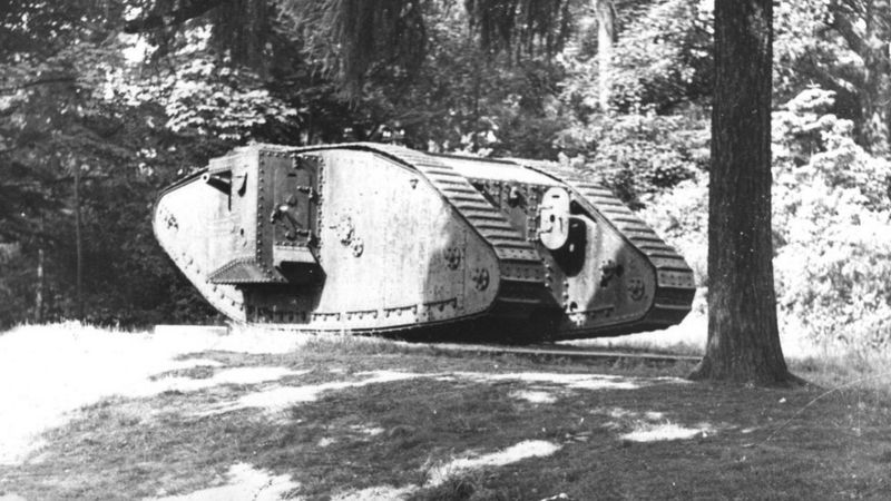 Hatfield House hosts WWI tanks 100 years after trials - BBC News