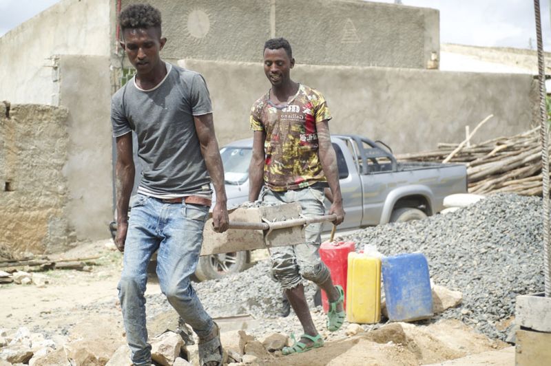 Ethiopia and Eritrea: A wedding, birth and baptism at the border - BBC News
