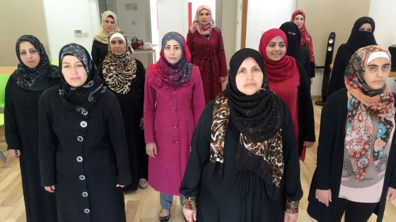 Queens of Syria gives modern twist to ancient tale - BBC News