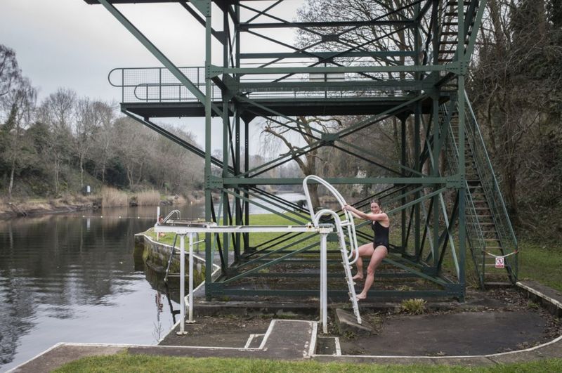 The wild swimmers of Henleaze Lake - BBC News