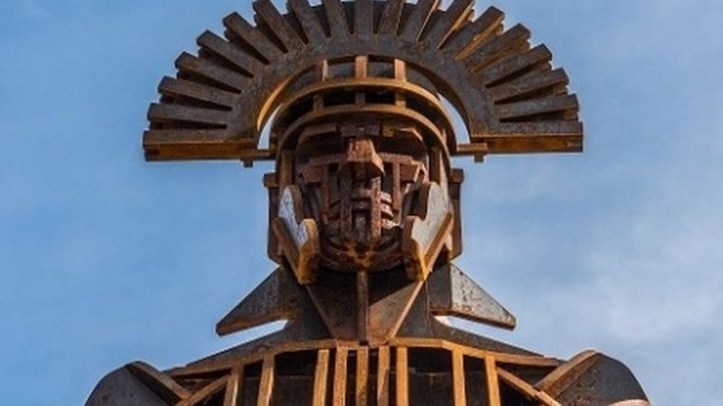 Wallsend Roman fort 8.8ft centurion sculpture revealed - BBC News