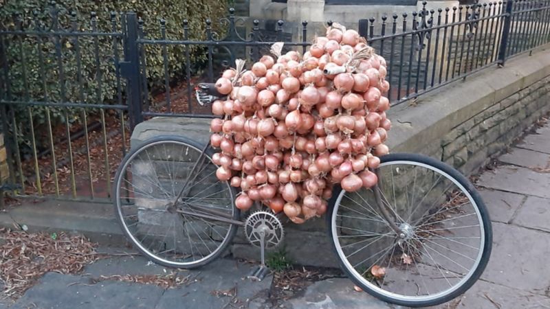 Johnny Onions: Cardiff French onion seller retires - BBC News