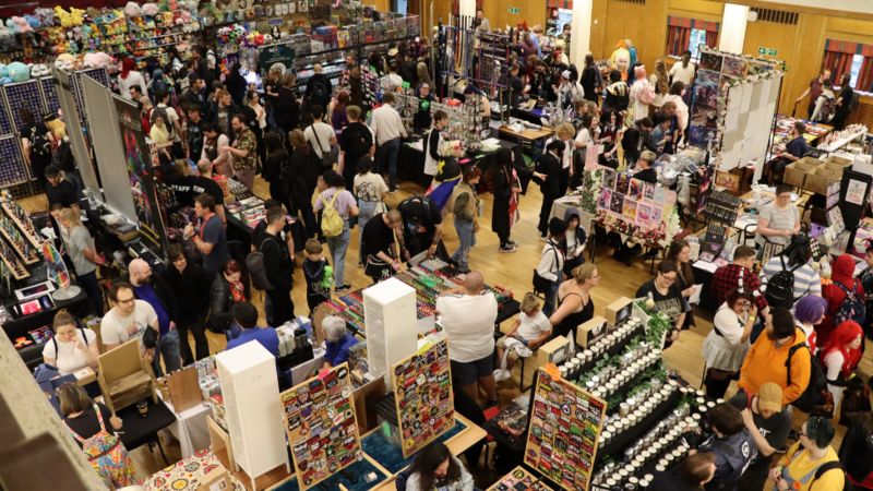 Q-Con: Belfast gaming, anime and cosplay convention returns - BBC News