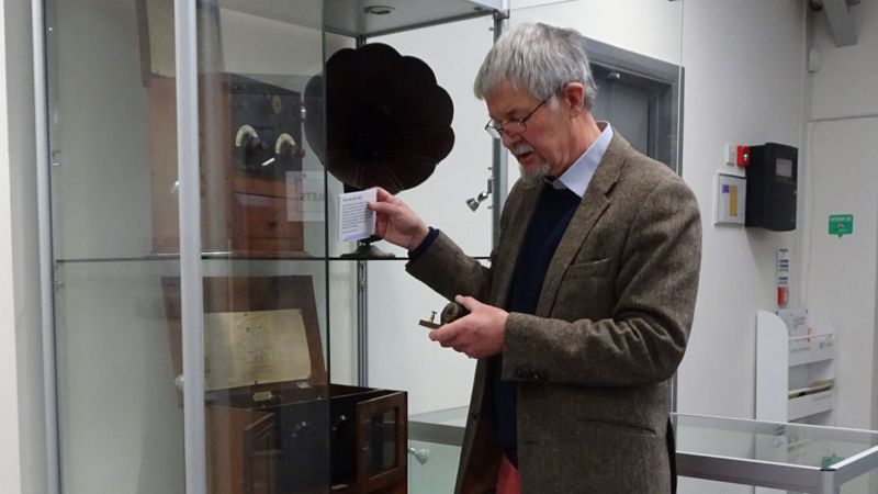 Pye radio exhibition in Cambridge celebrates BBC centenary - BBC News