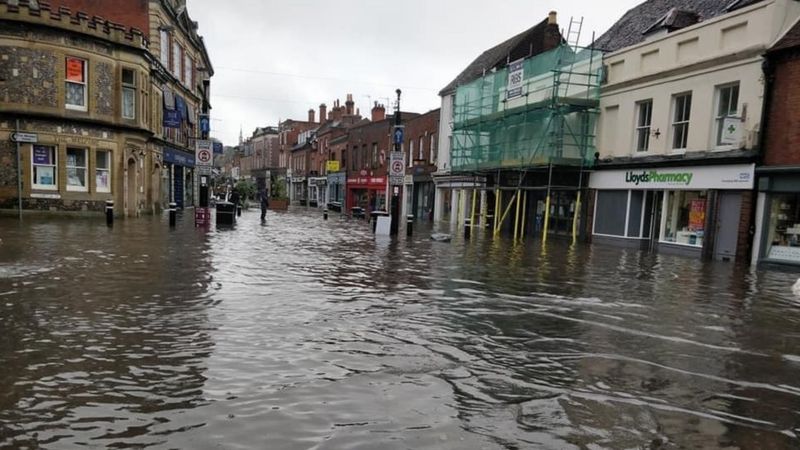 Winchester High Street left underwater after heavy rain - BBC News