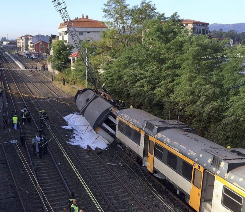 Deadly train crash near O Porrino in north-west Spain - BBC News