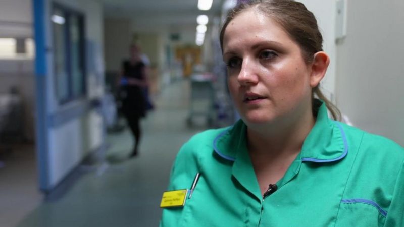 Ministers set out plan to train and keep more NHS staff - BBC News