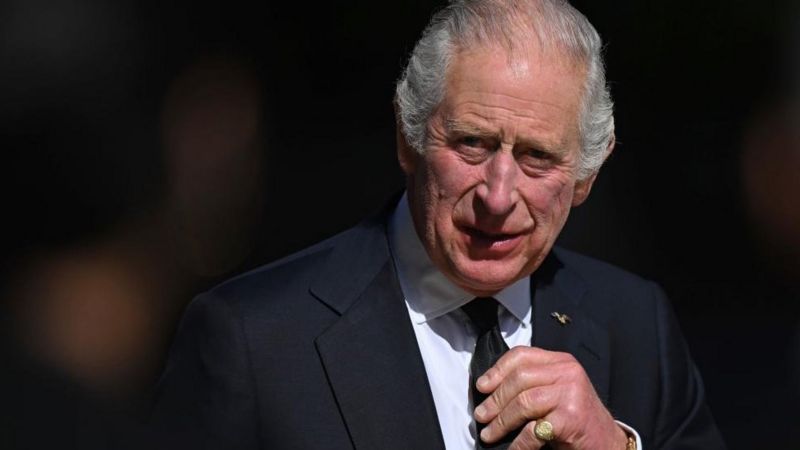 Queen Elizabeth II: Royal footman remembers 'smiling' monarch - BBC News