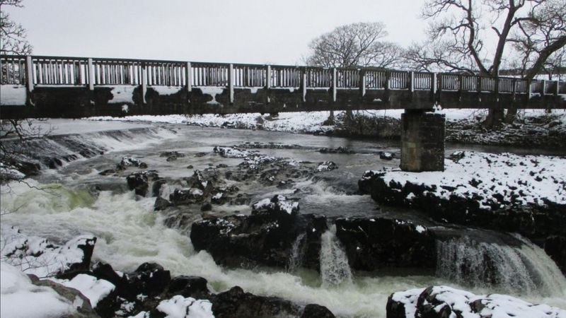 In pictures: Heavy snow arrives in Yorkshire - BBC News