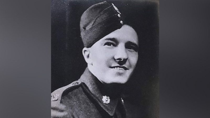 Chester firefighter who died in WW2 blitz blaze honoured - BBC News