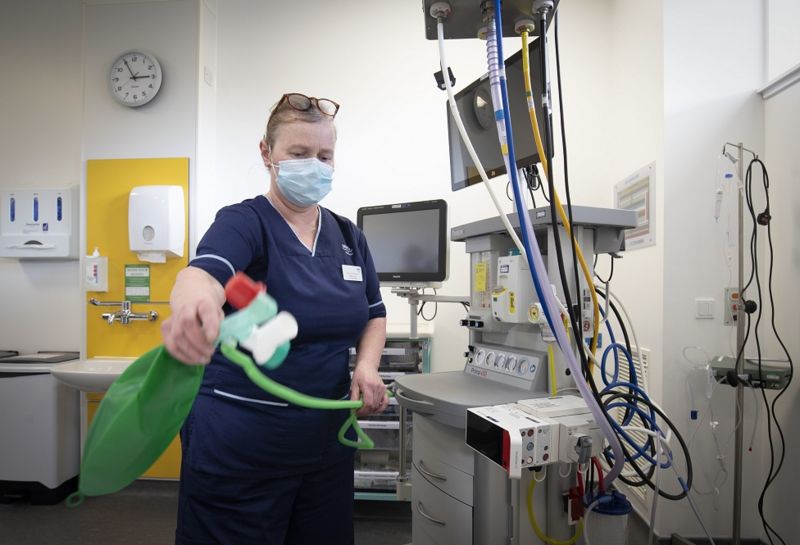 NHS staff in Scotland to be offered 4% pay rise - BBC News