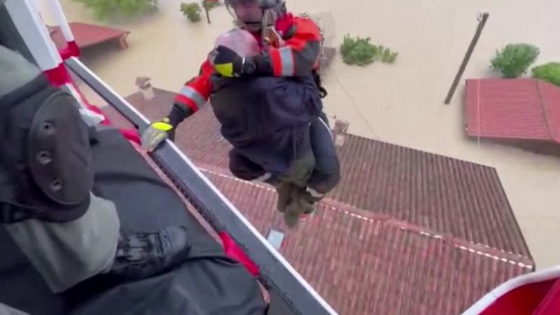 Italy floods leave 13 dead and force 13,000 from their homes - BBC News