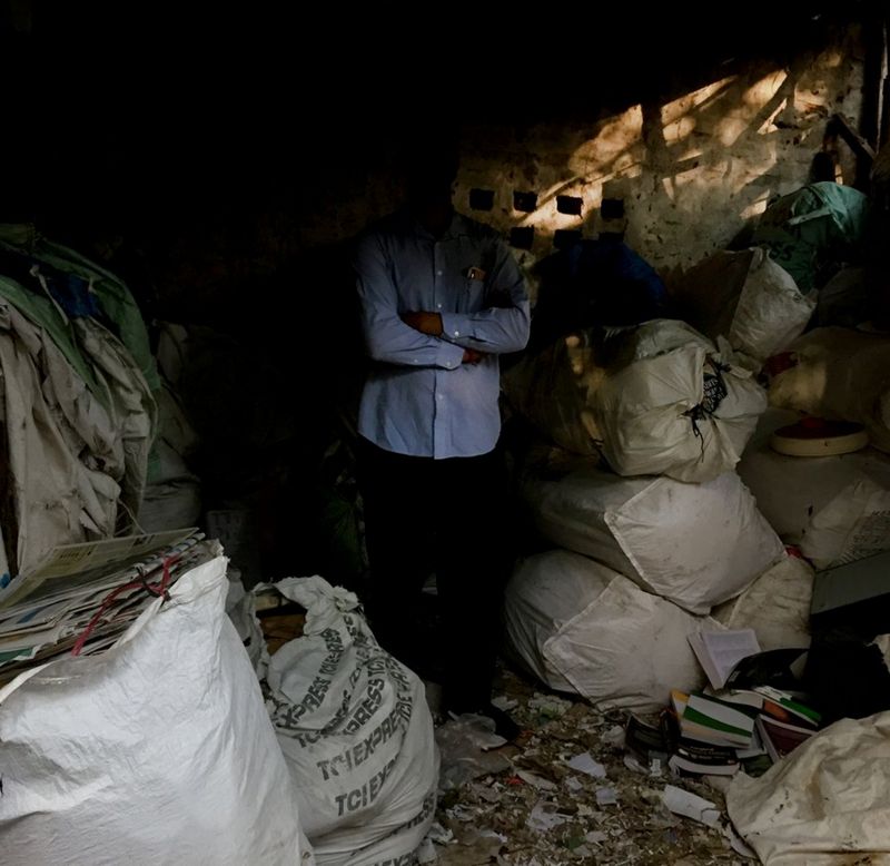 The Indian men who make money selling trash - BBC News