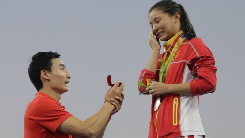 Rio 2016: A marriage proposal at the Olympics medal ceremony - BBC News