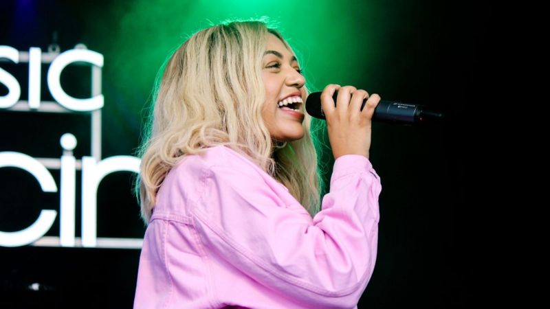 Mahalia: The singer drunk-dialling her way to fame - BBC News