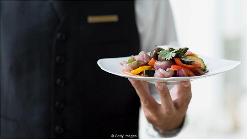 Por que comemos mais quando estamos acompanhados? - BBC News Brasil